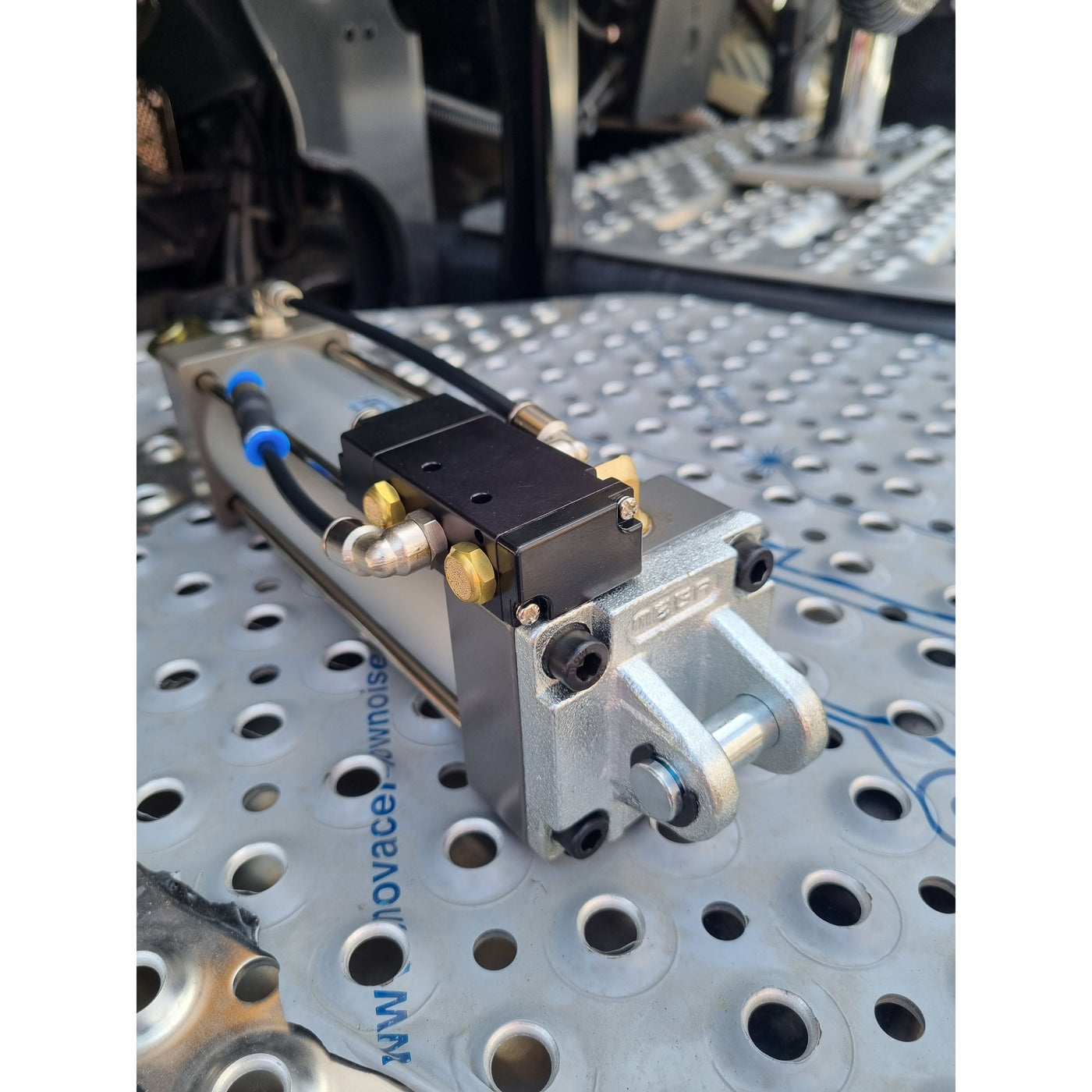 Air Tailgate Ram - Air Ram for Tippers — Equipment Link Australia