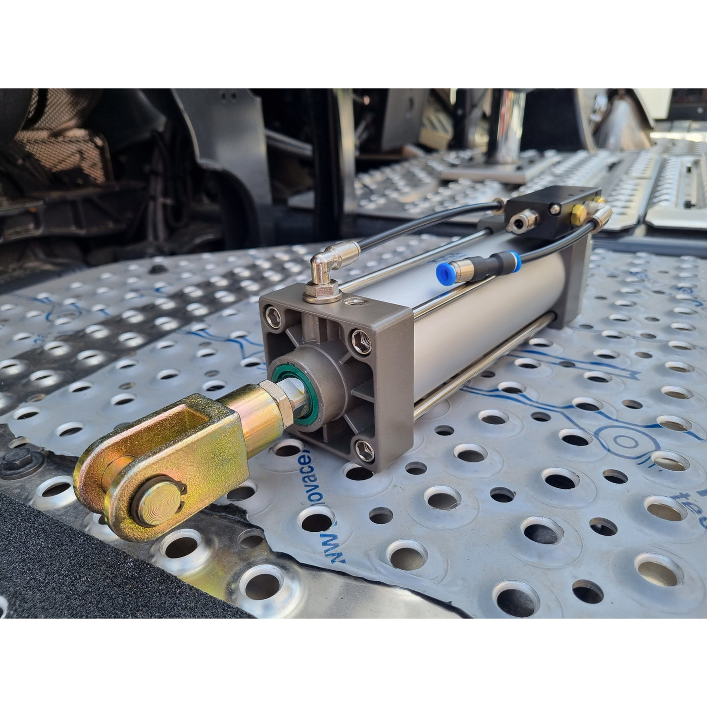 Air Tailgate Ram - Air Ram for Tippers — Equipment Link Australia